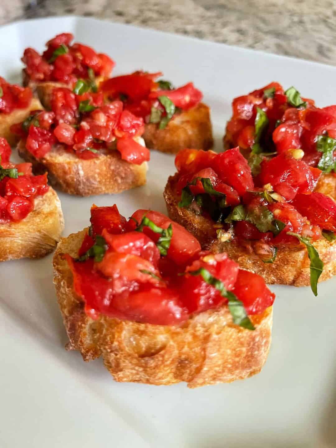Mozzarella and Tomato Caprese Appetizer Bites - Bricks 'n Blooms with ...