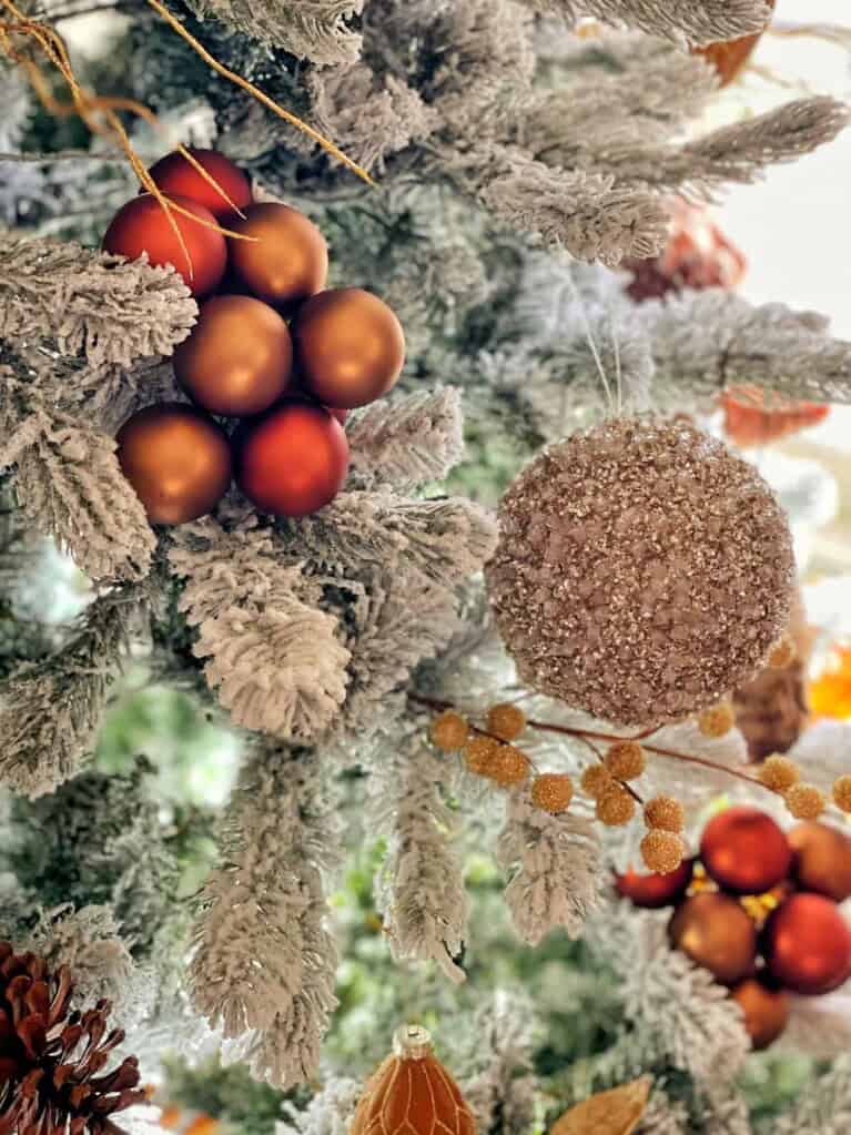 Flocked Christmas Tree Decorating Ideas: Get the Cozy, Elegant Look ...