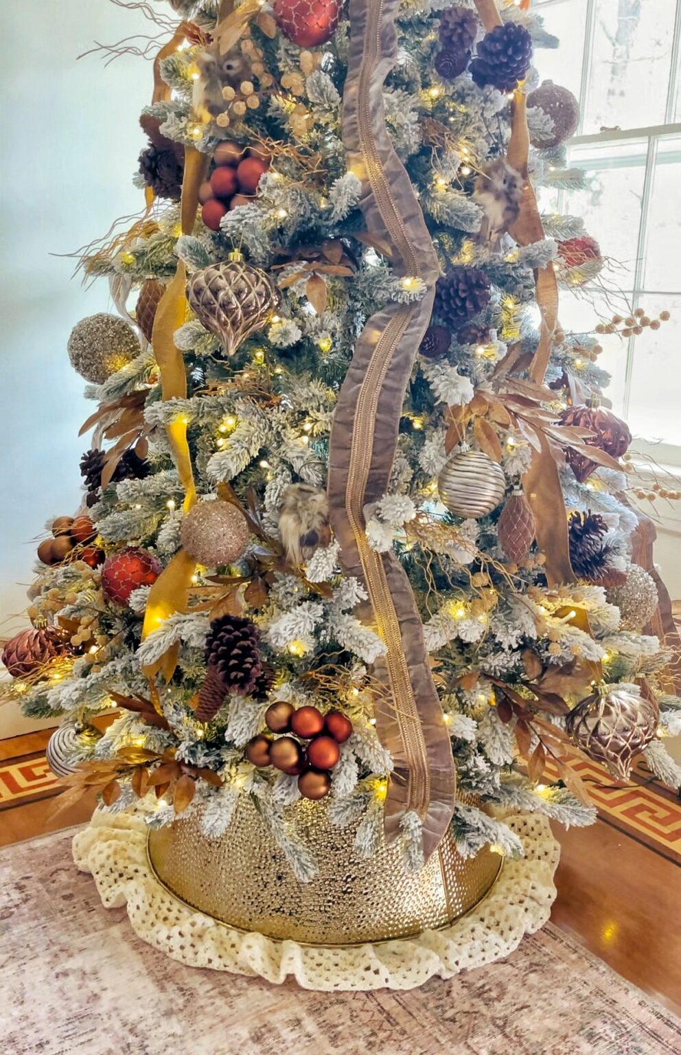 10 Flocked Christmas Tree Decorating Ideas and More - Bricks 'n Blooms ...