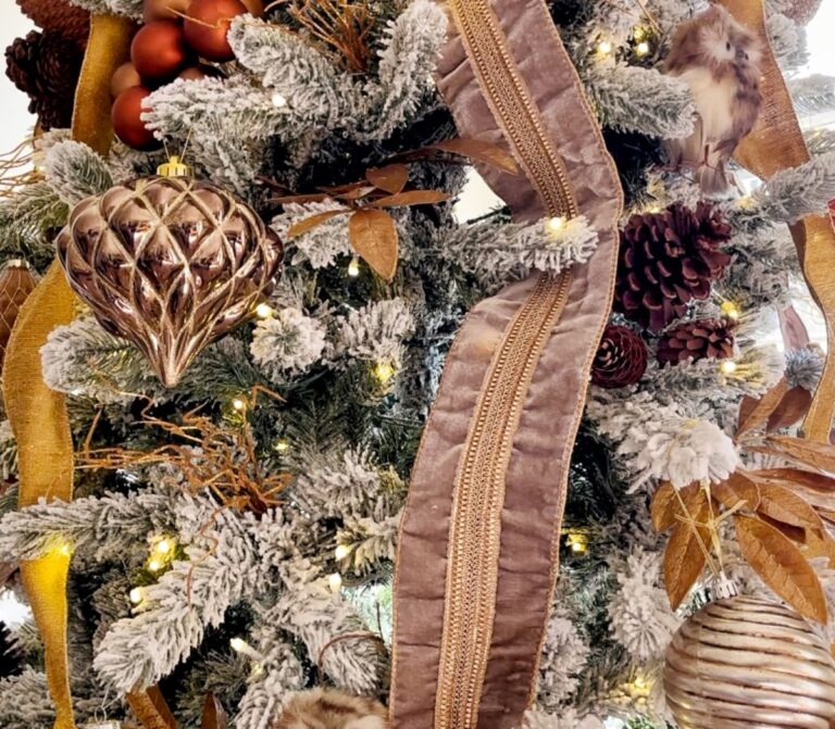 10 Flocked Christmas Tree Decorating Ideas and More - Bricks 'n Blooms ...