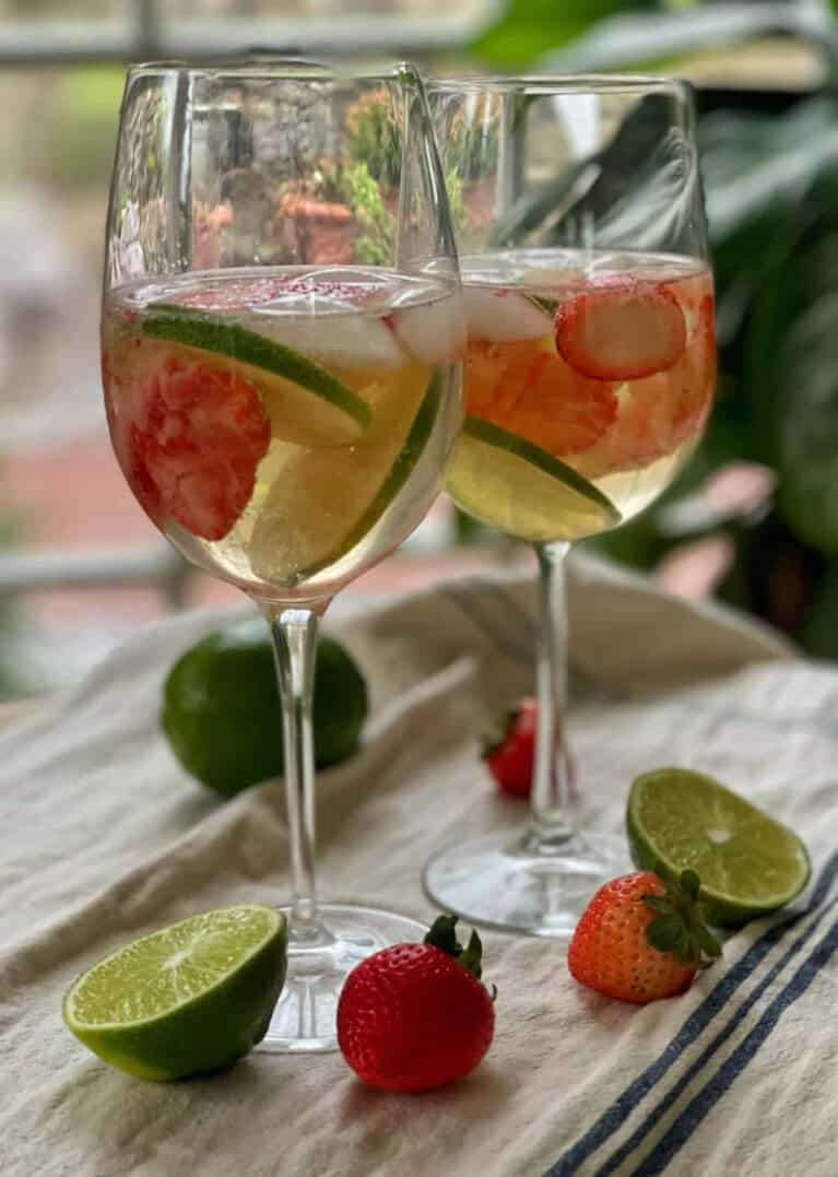 Light & Refreshing: 3 Easy White Wine Spritzer Recipes for Any Occasion ...
