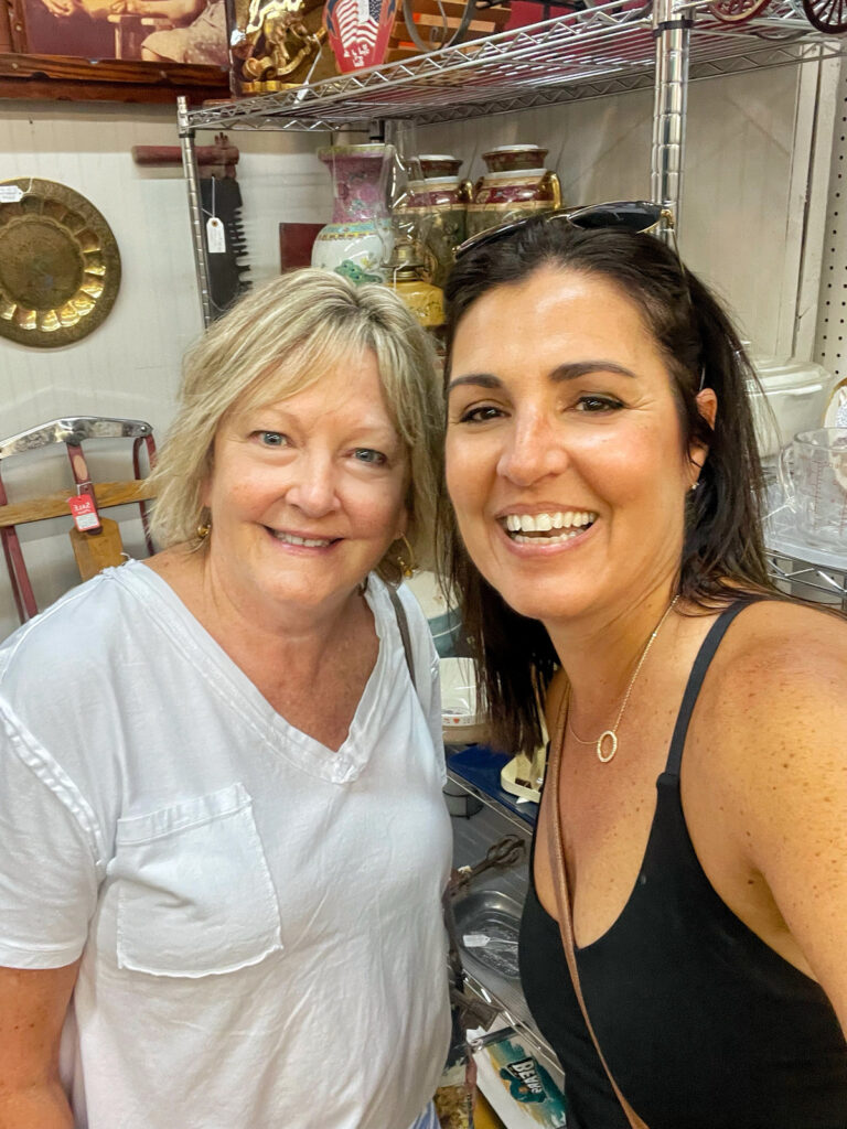Antiquing Secrets: How to Find the Best Deals and Avoid Fakes - Stacy Ling