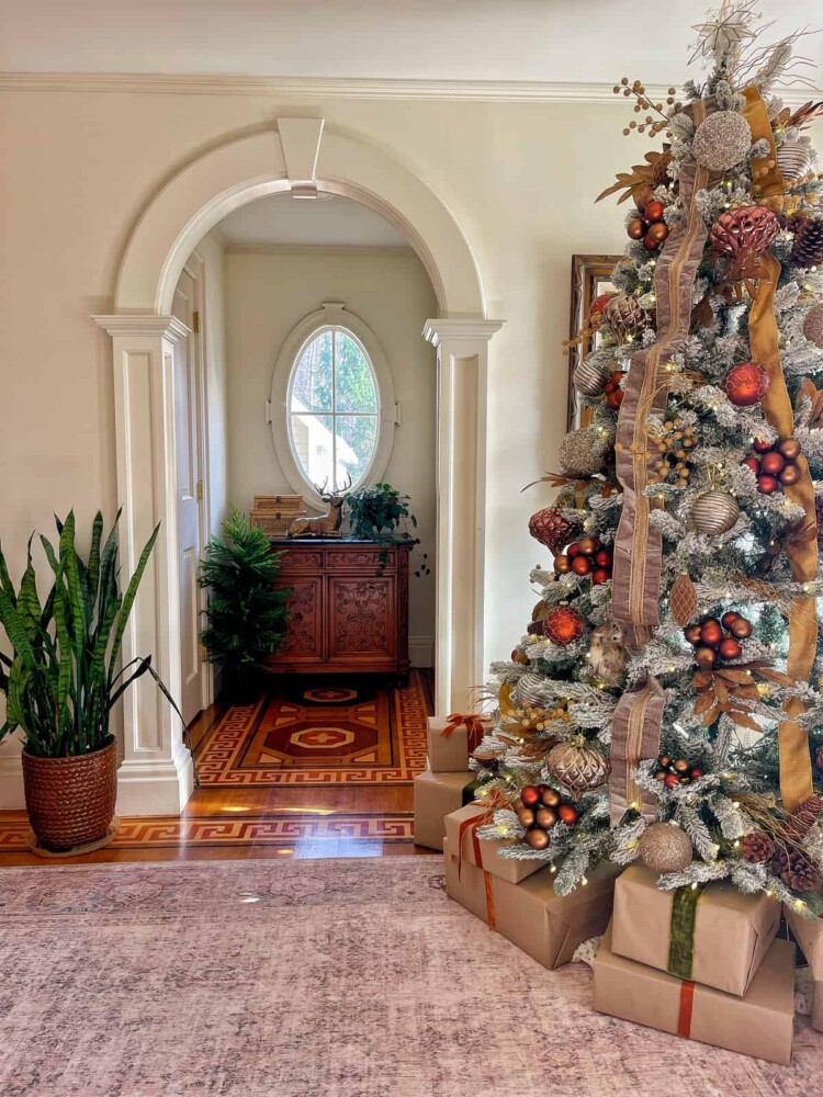 Flocked Christmas Tree Decorating Ideas: Get the Cozy, Elegant Look ...