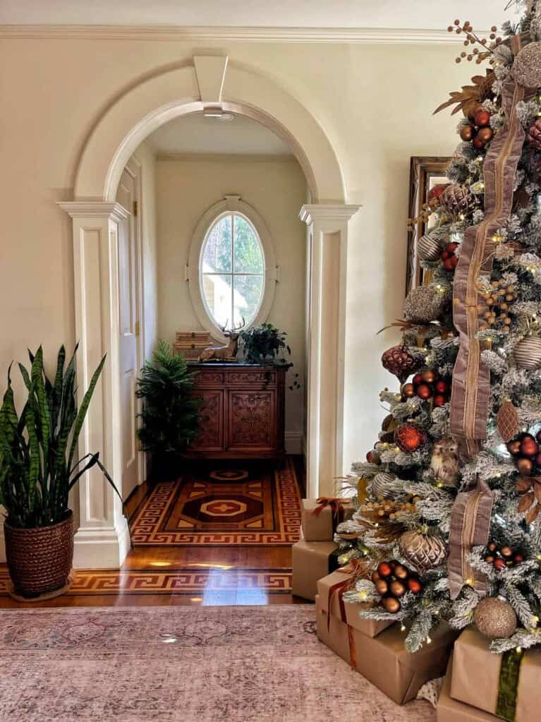 Flocked Christmas Tree Decorating Ideas: Get the Cozy, Elegant Look ...